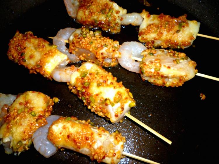 Knusprige Seehecht-Spiesse mit Gemüse-Streifen und Reis | Kochmeister ...